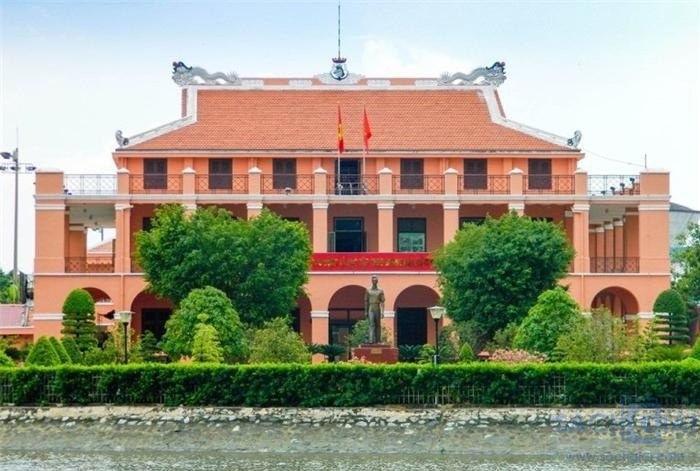 Thuyết minh về một địa danh lịch sử. (Bến Nhà Rồng) - Sách Giải